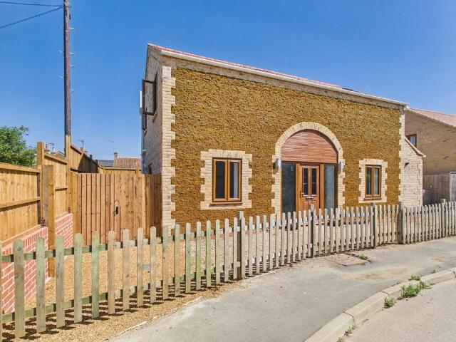 3 bedroom link detached house for sale