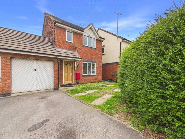 3 bedroom link detached house for sale