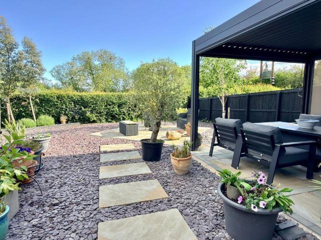 3 bedroom link detached house for sale