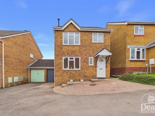 3 bedroom link detached house for sale
