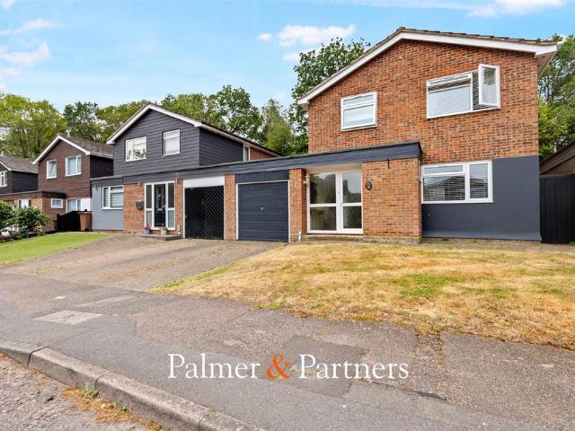 3 bedroom link detached house for sale