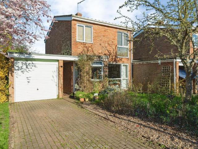 3 bedroom link detached house for sale