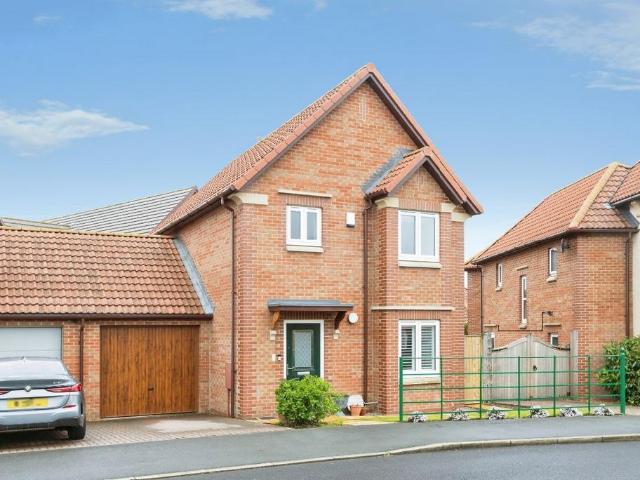 3 bedroom link detached house for sale