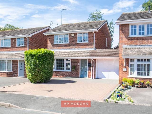 3 bedroom link detached house for sale
