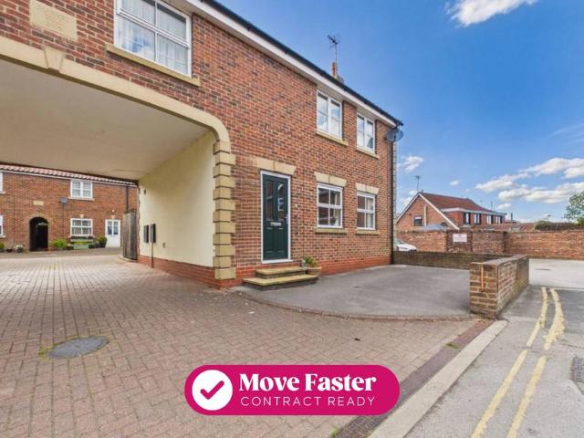 3 bedroom link detached house for sale