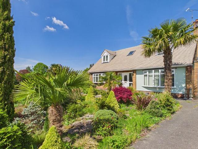 3 bedroom link detached house for sale