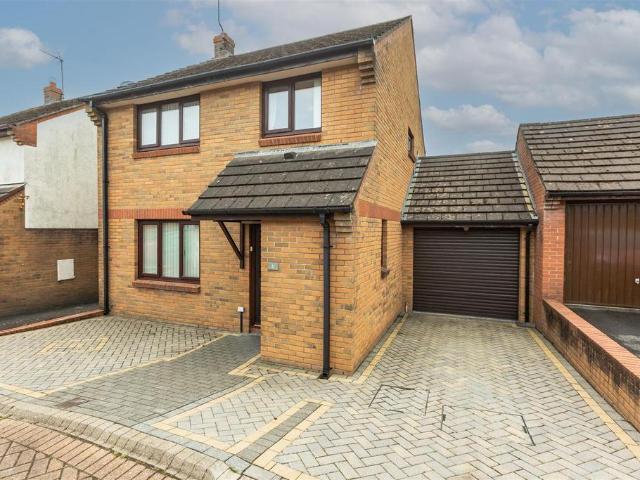 3 bedroom link detached house for sale