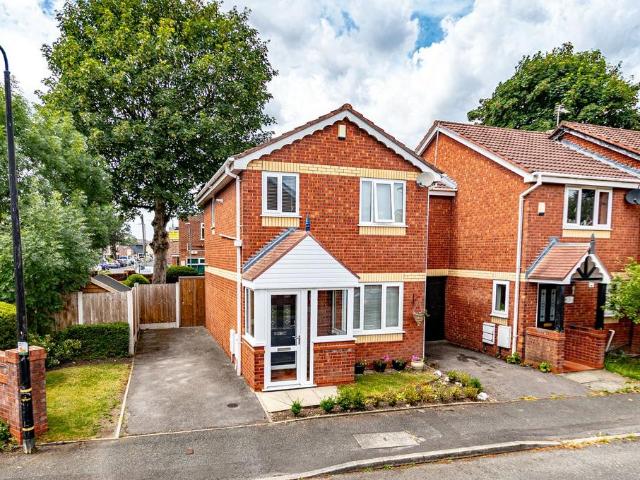 3 bedroom link detached house for sale