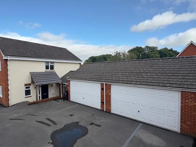 3 bedroom link detached house for sale