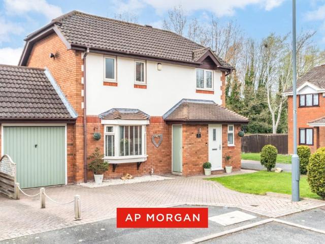 3 bedroom link detached house for sale