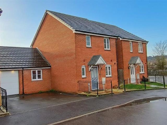 3 bedroom link detached house for sale