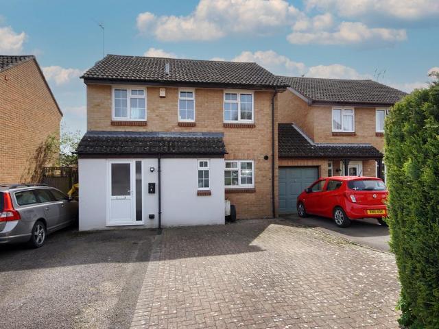 3 bedroom link detached house for sale