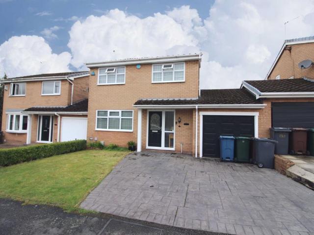 3 bedroom link detached house for sale