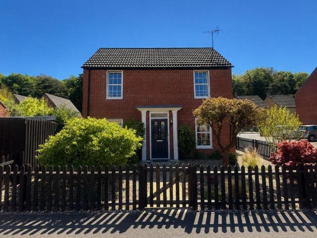 3 bedroom link detached house for sale
