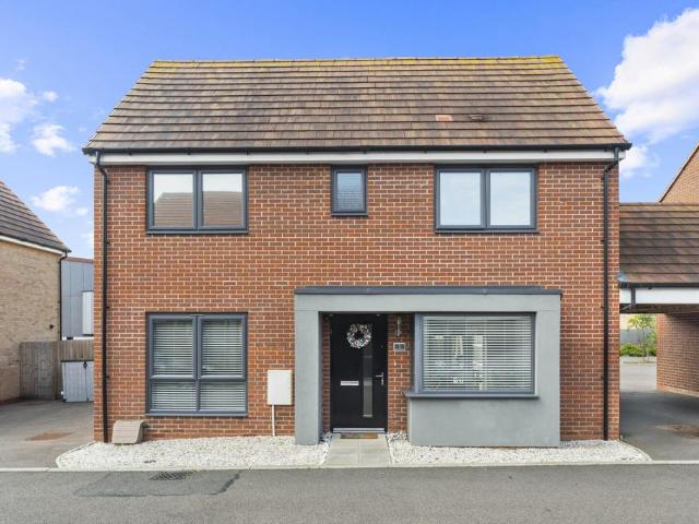 3 bedroom link detached house for sale