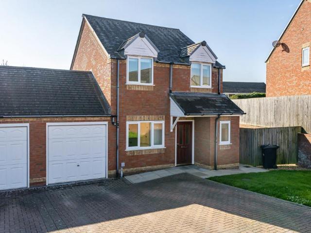 3 bedroom link detached house for sale