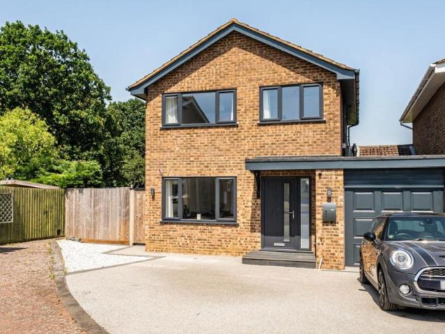 3 bedroom link detached house for sale