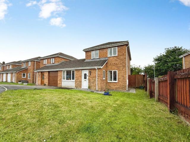 3 bedroom link detached house for sale