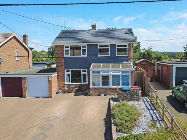 3 bedroom link detached house for sale