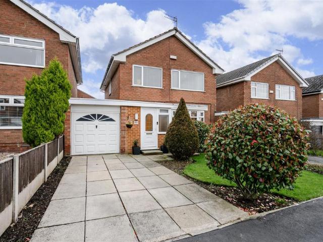 3 bedroom link detached house for sale