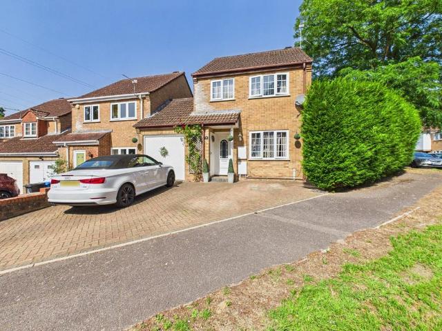 3 bedroom link detached house for sale
