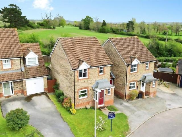 3 bedroom link detached house for sale