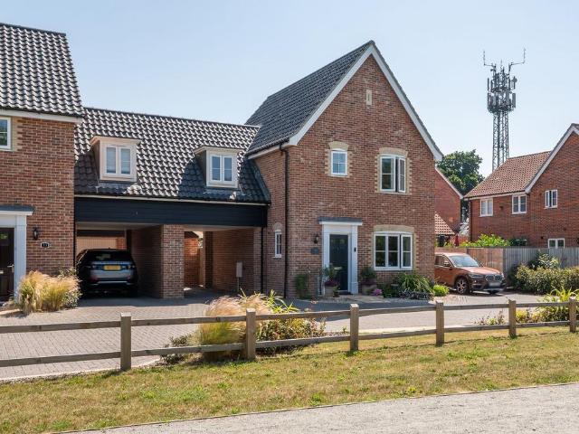 3 bedroom link detached house for sale