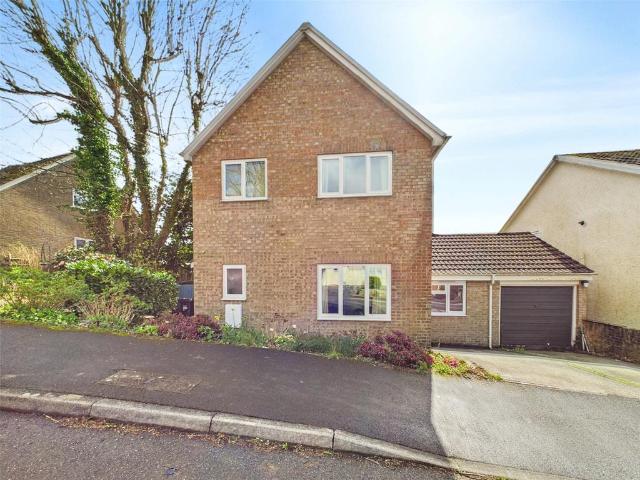 3 bedroom link detached house for sale