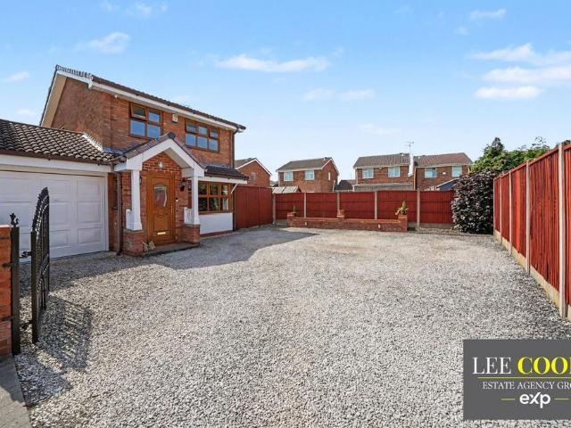 3 bedroom link detached house for sale