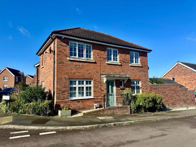 3 bedroom link detached house for sale