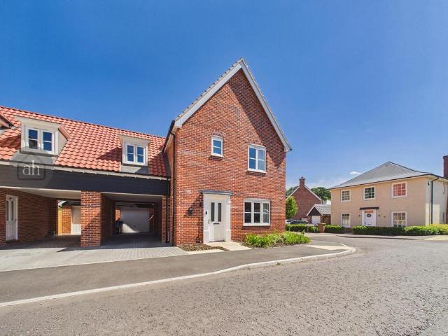 3 bedroom link detached house for sale