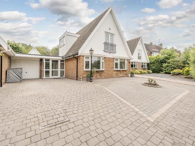 3 bedroom link detached house for sale