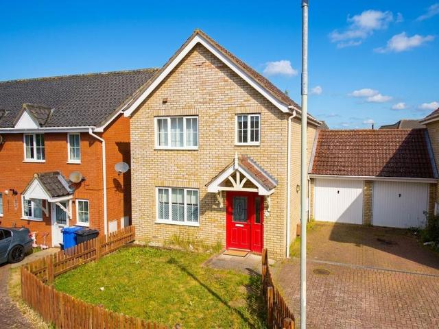 3 bedroom link detached house for sale