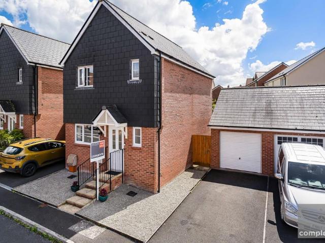 3 bedroom link detached house for sale