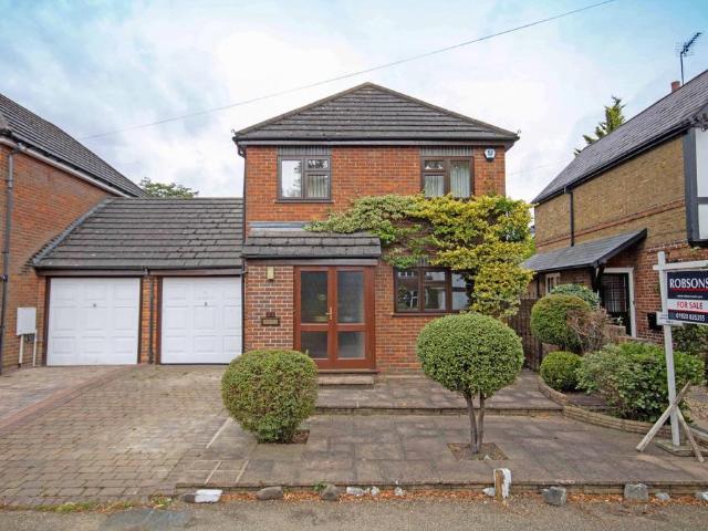 3 bedroom link detached house for sale