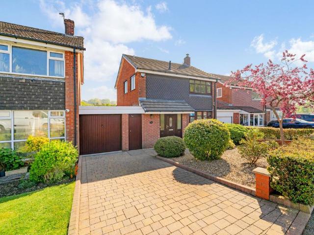 3 bedroom link detached house for sale