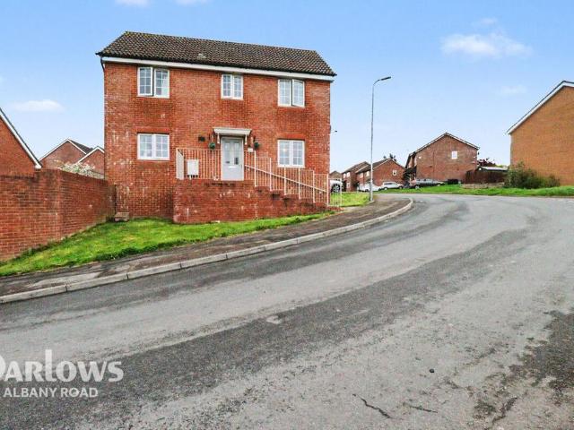 3 bedroom link detached house for sale