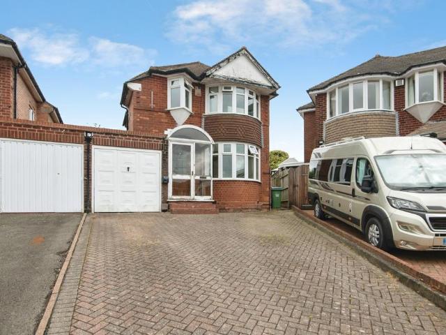 3 bedroom link detached house for sale