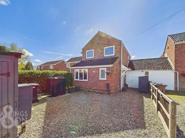 3 bedroom link detached house for sale
