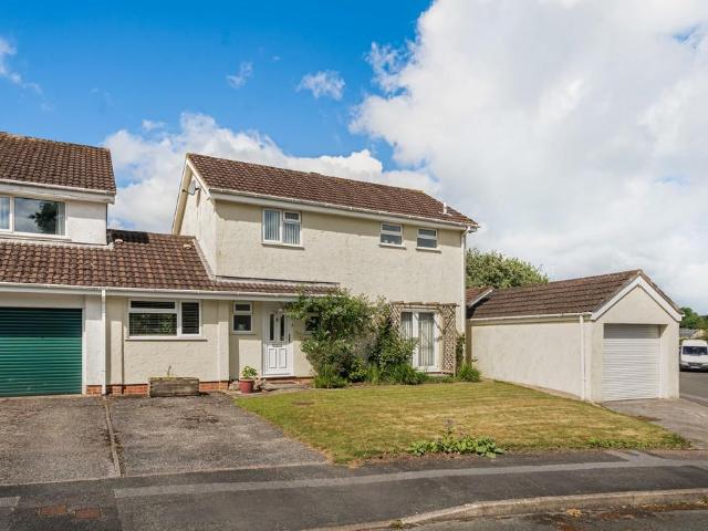 3 bedroom link detached house for sale