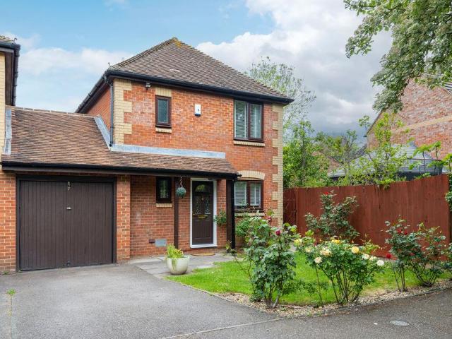 3 bedroom link detached house for sale