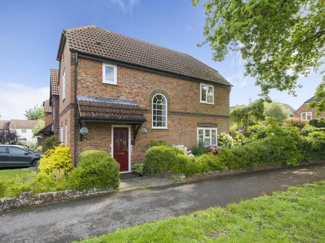 3 bedroom link detached house for sale