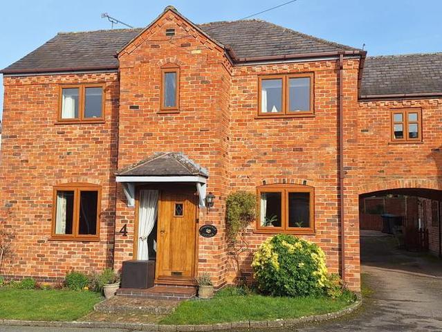 3 bedroom link detached house for sale