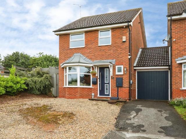 3 bedroom link detached house for sale