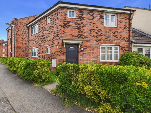3 bedroom link detached house for sale