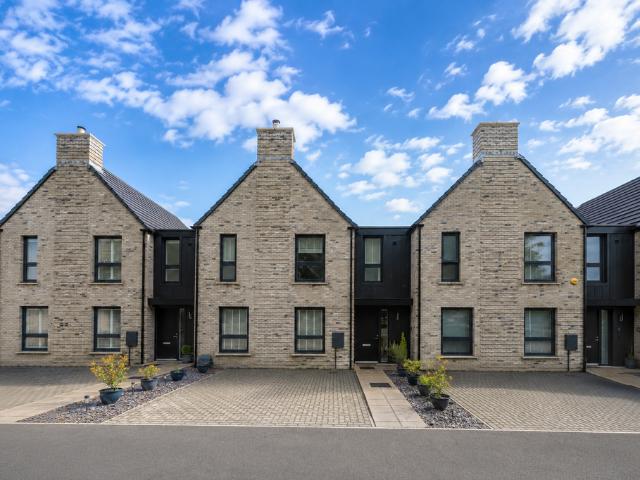 3 bedroom link detached house for sale