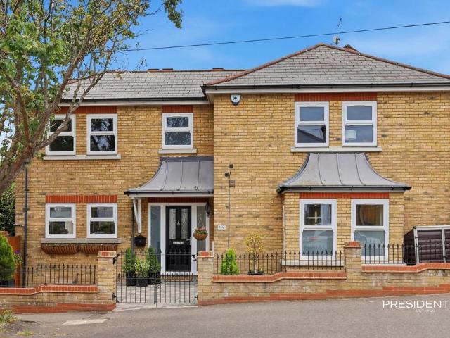 3 bedroom link detached house for sale