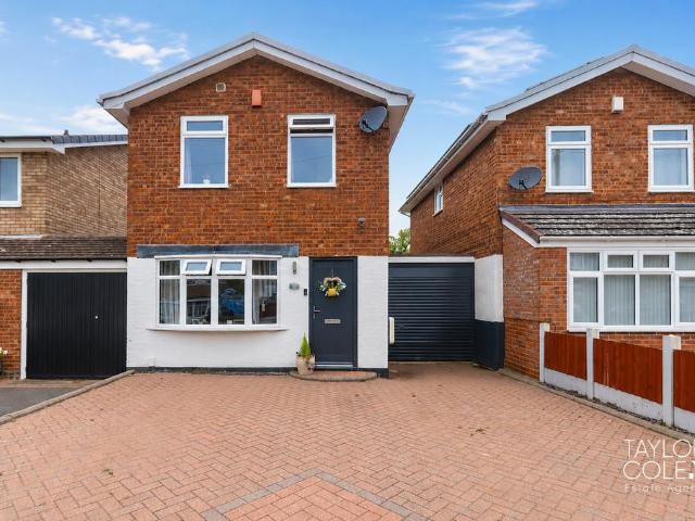 3 bedroom link detached house for sale
