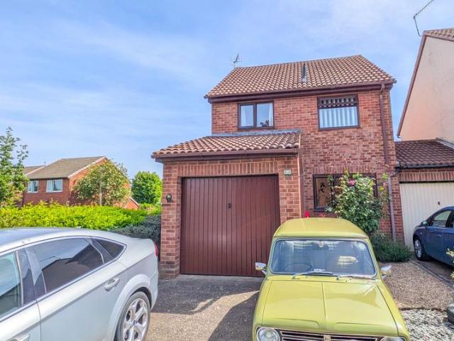 3 bedroom link detached house for sale
