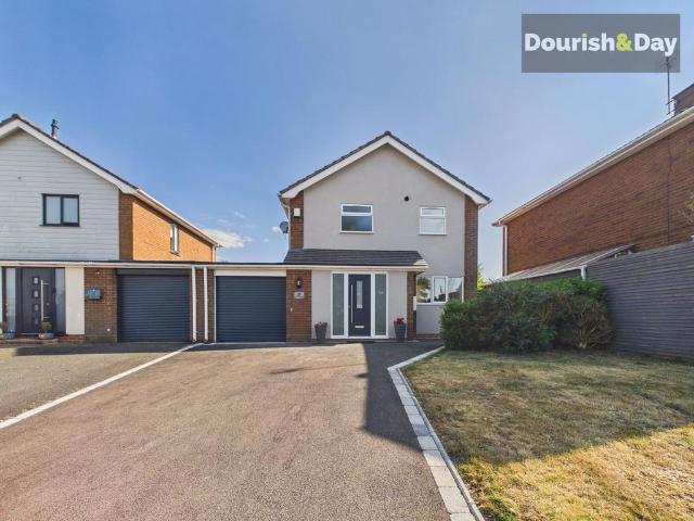 3 bedroom link detached house for sale